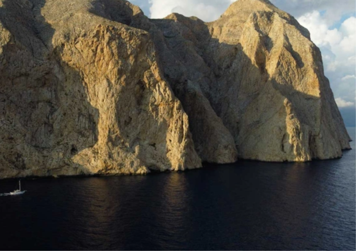 Το Γιβραλτάρ της Ελλάδας: Το νησί με τον πιο τρομακτικό βράχο στην ...