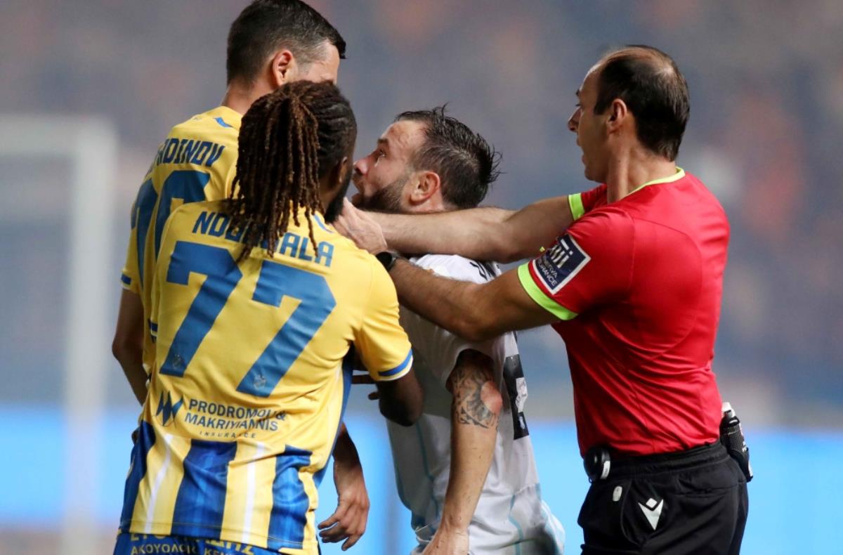 Νεύρα Βαλμπουενά και ένταση με παίκτες ΑΠΟΕΛ (ΦΩΤΟΓΡΑΦΙΕΣ) | Thema ...